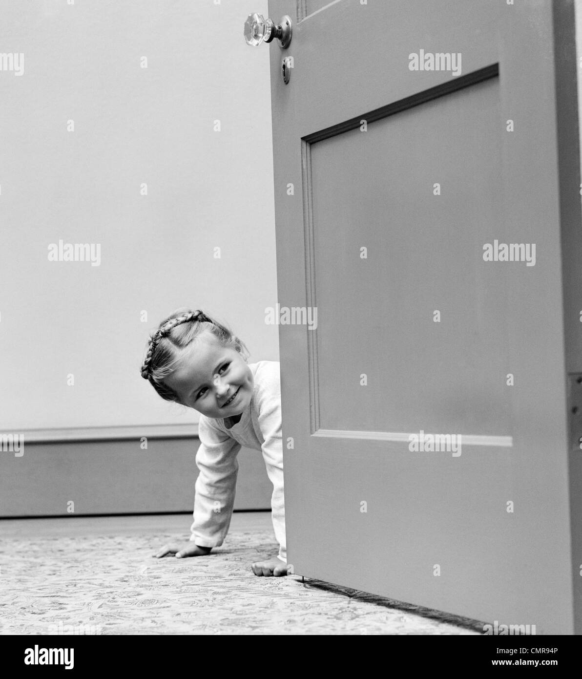 Children peering hi-res stock photography and images - Alamy