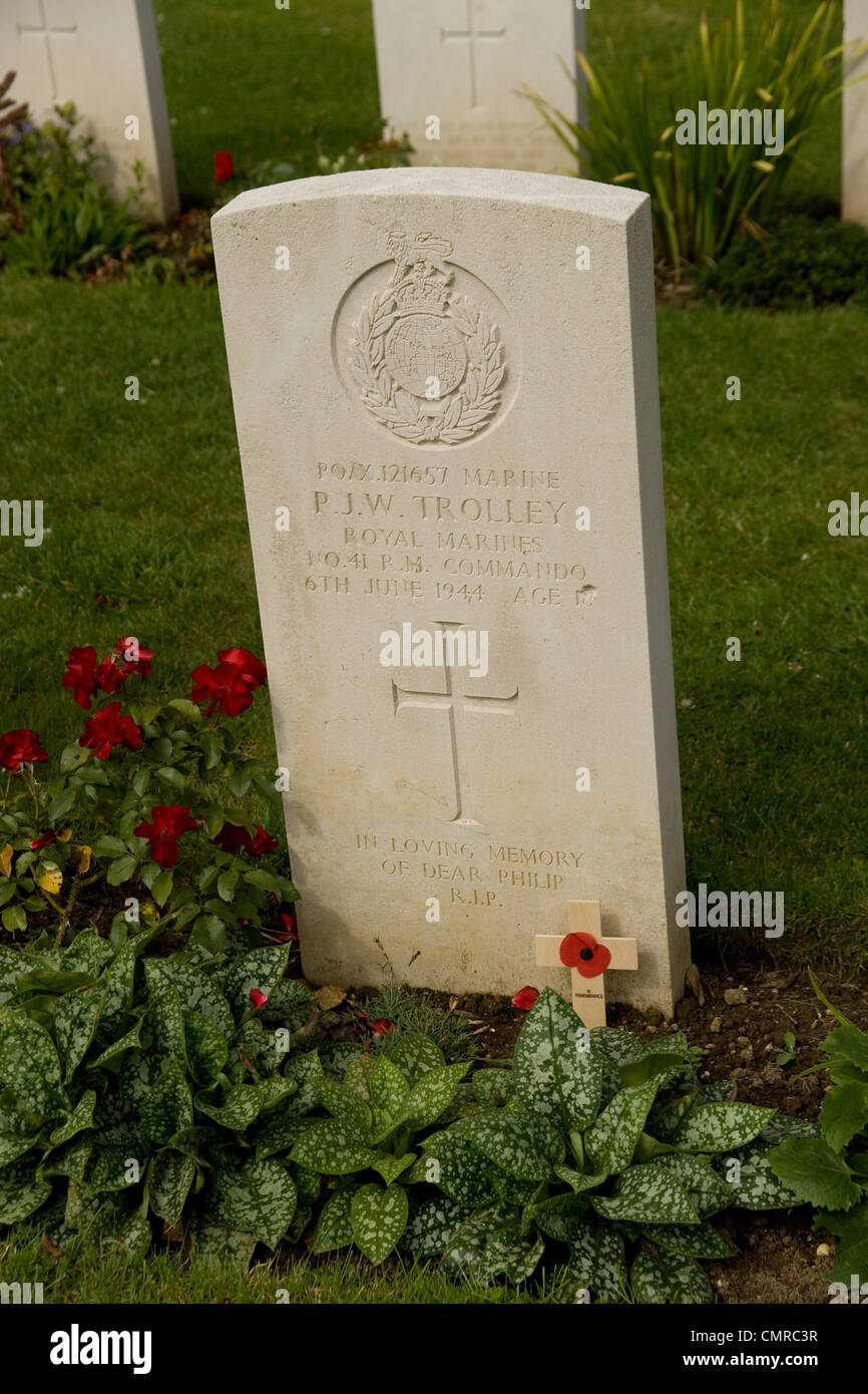 Royal Marine grave in Commonwealth War Graves Commission Cemetery ...