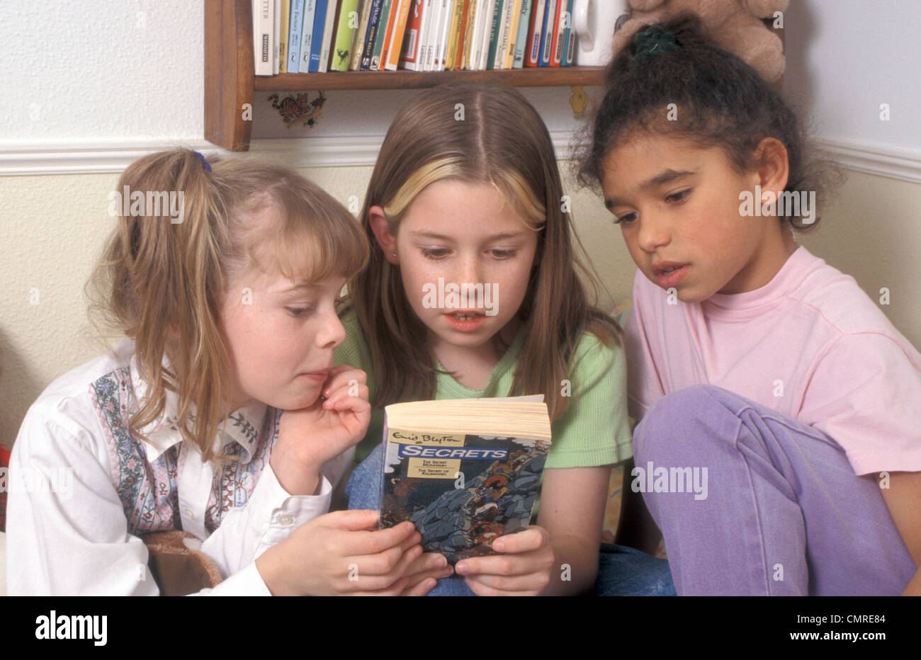three girls reading Stock Photo - Alamy