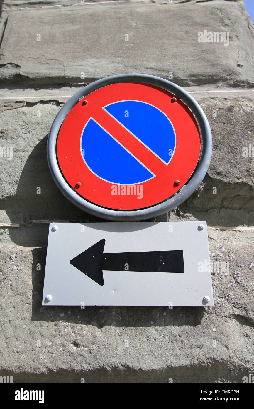 Sign for forbidden park and arrow on the wall of a house Stock Photo ...