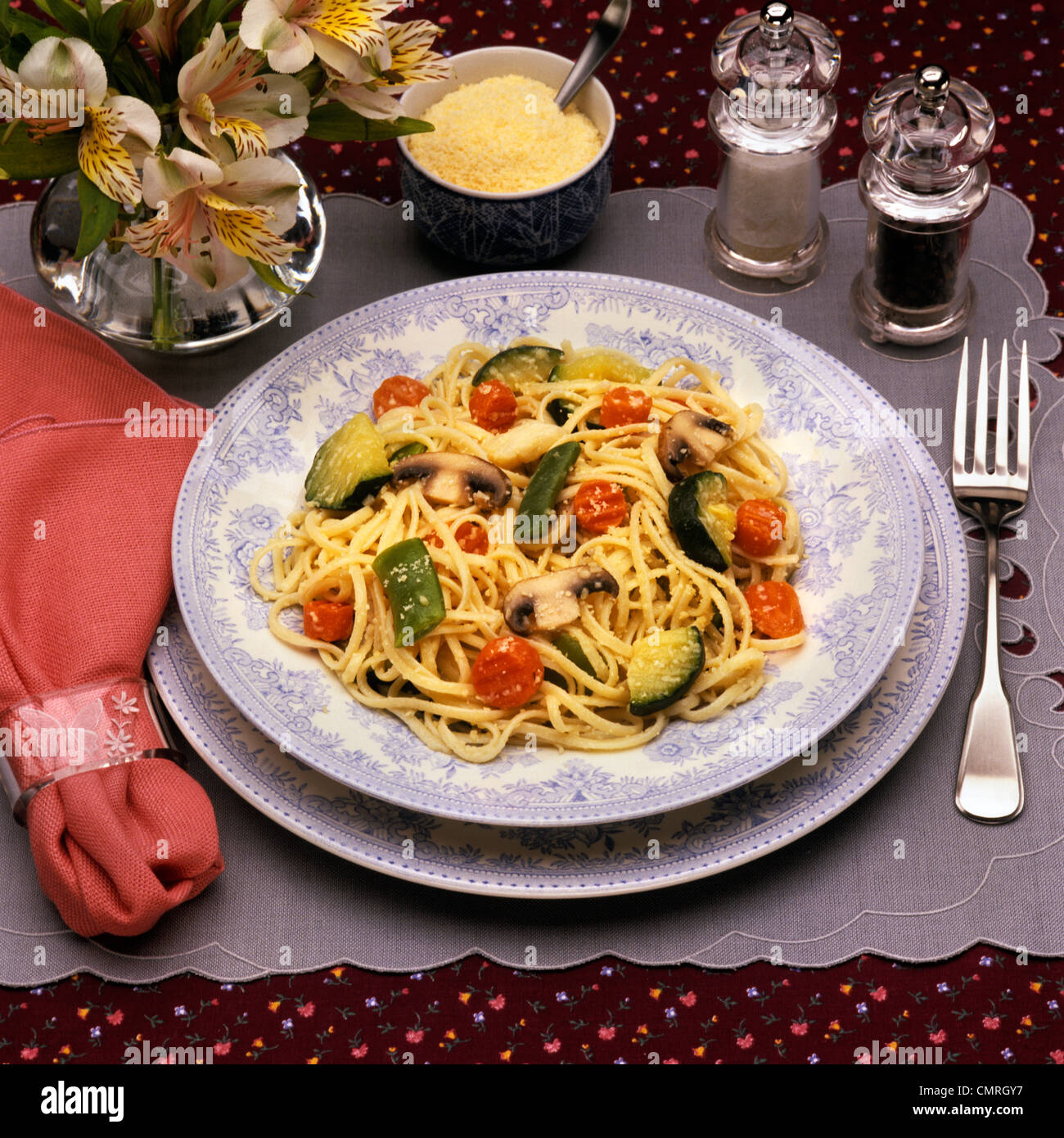 1990s PASTA PRIMAVERA IN BLUE AND WHITE BOWL Stock Photo - Alamy