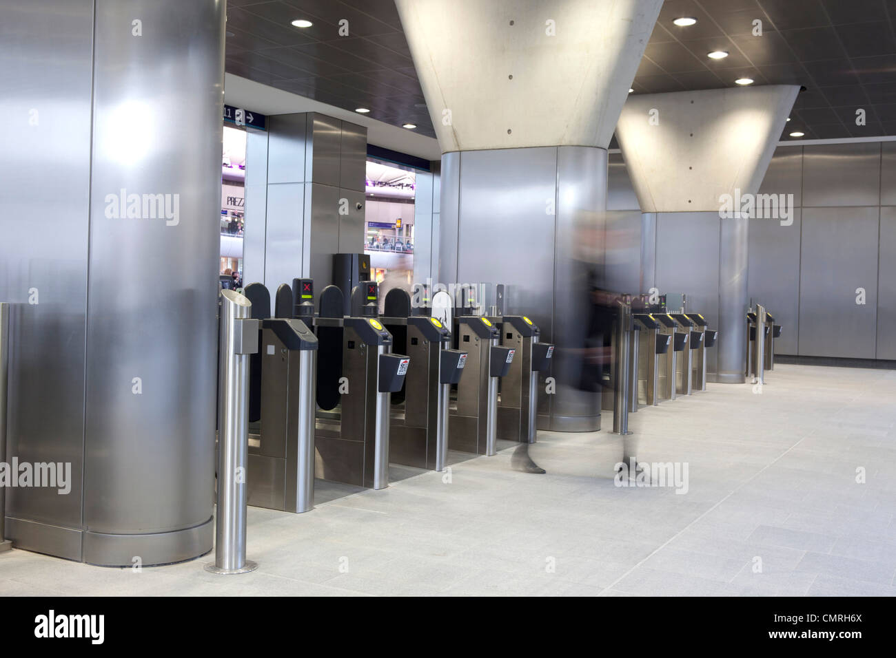 Kings cross western concourse hi-res stock photography and images - Alamy