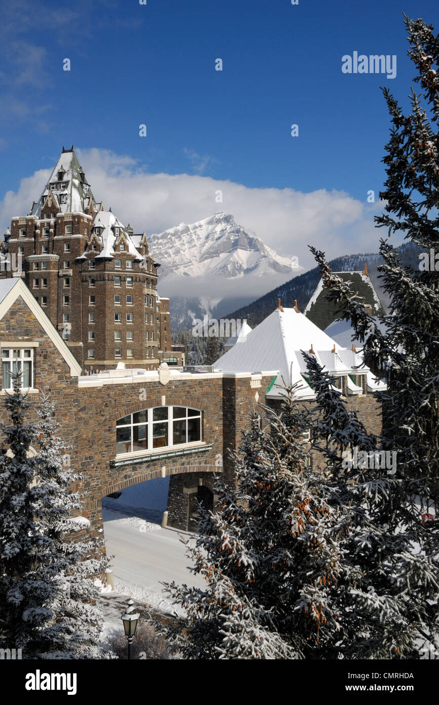 The Fairmont Banff Springs Hotel with Cascade mountain in the ...