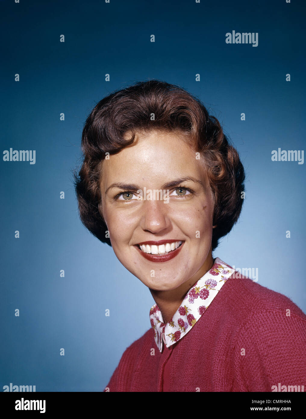 1960s PORTRAIT SMILING BRUNETTE WOMAN WEARING RED SWEATER LOOKING AT ...