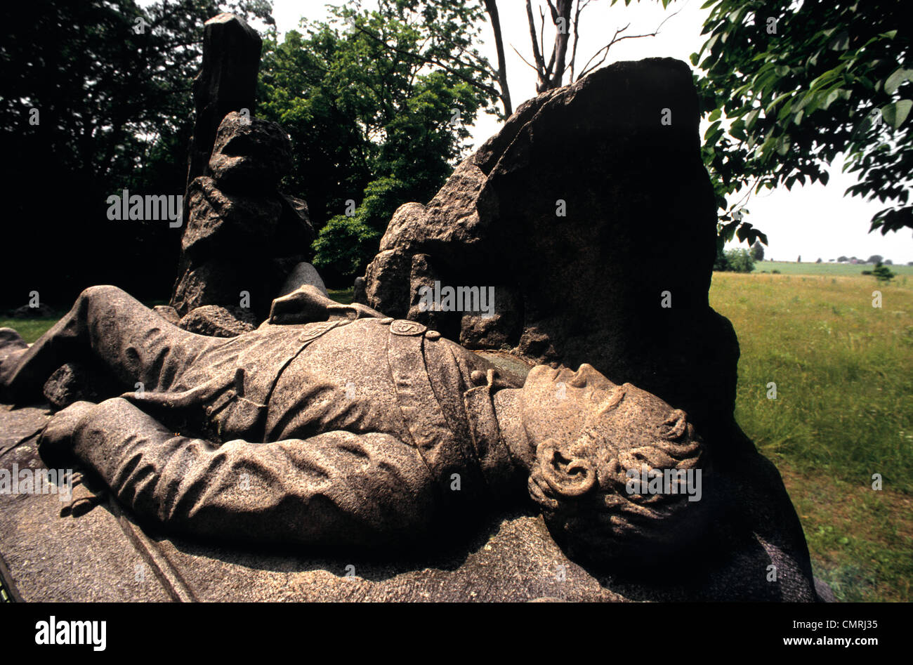 Statue of wounded soldier hi-res stock photography and images - Alamy
