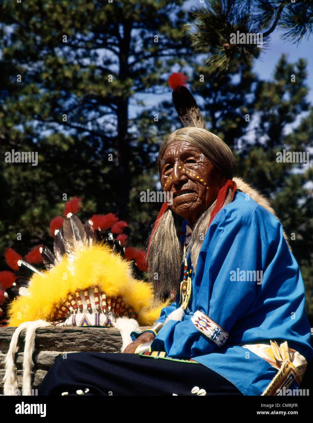 1950s NATIVE AMERICAN SIOUX INDIAN AT MOUNT RUSHMORE LOOKING AT CAMERA ...