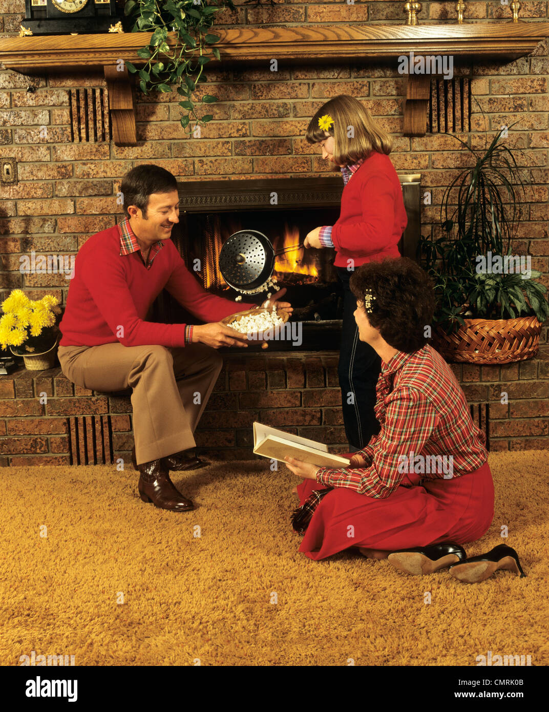 Family living room 1970s hi-res stock photography and images - Alamy