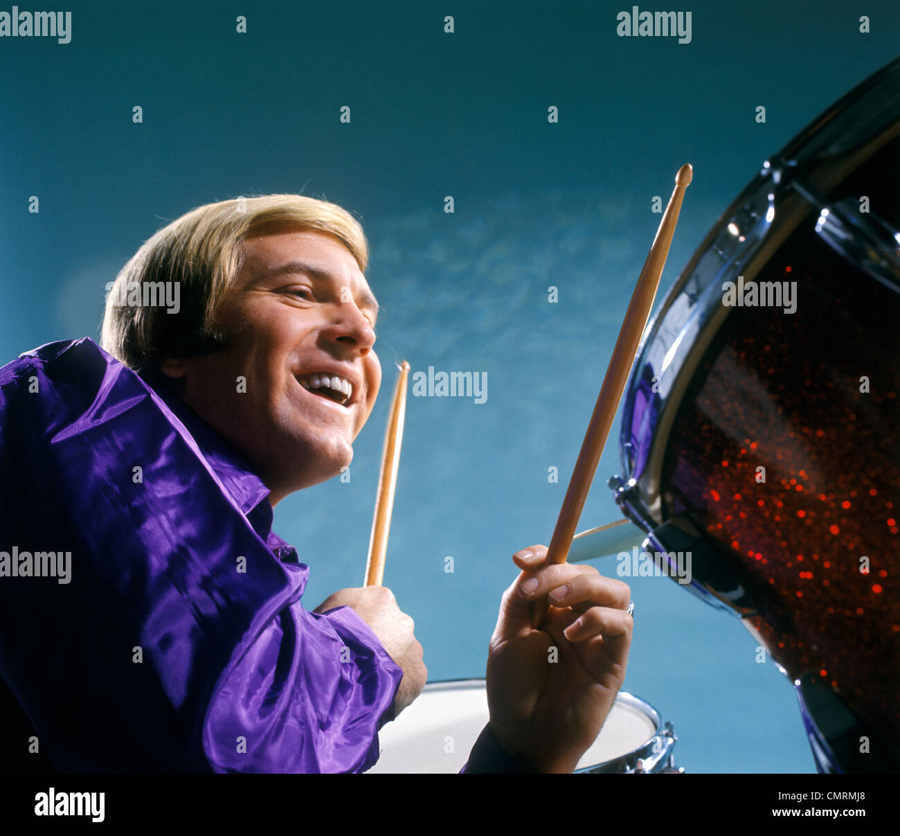 1970 1970s RETRO MAN PLAYING DRUMS DRUMMER MUSICIAN ROCK MUSIC Stock ...