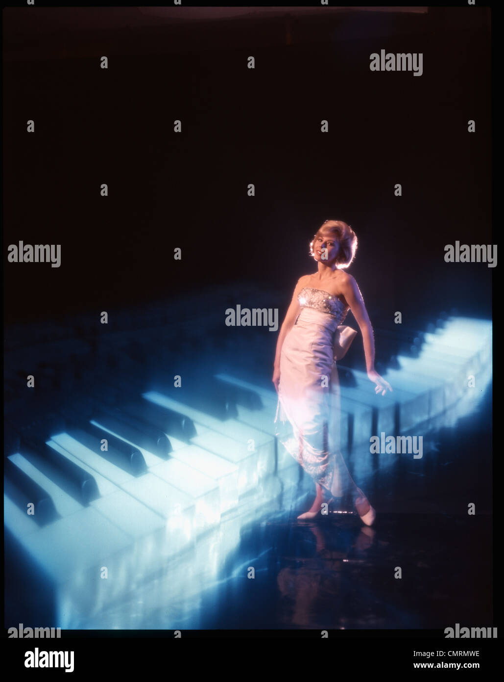 Female singer 1960s hi-res stock photography and images - Alamy