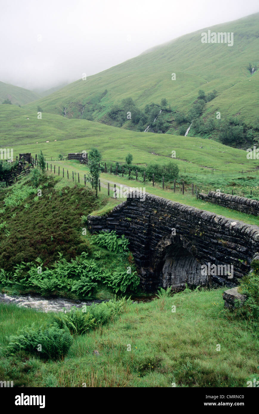 SCOTLAND HIGHLANDS STONE BRIDGE OVER STREAM Stock Photo - Alamy