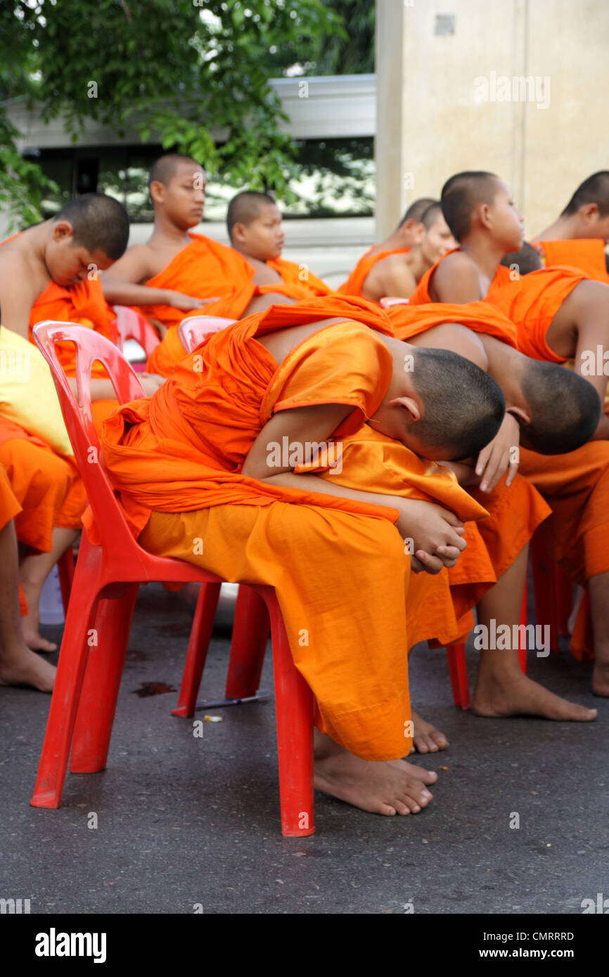 Thai Buddhist monks waiting for ceremony on street in Bangkok Stock ...
