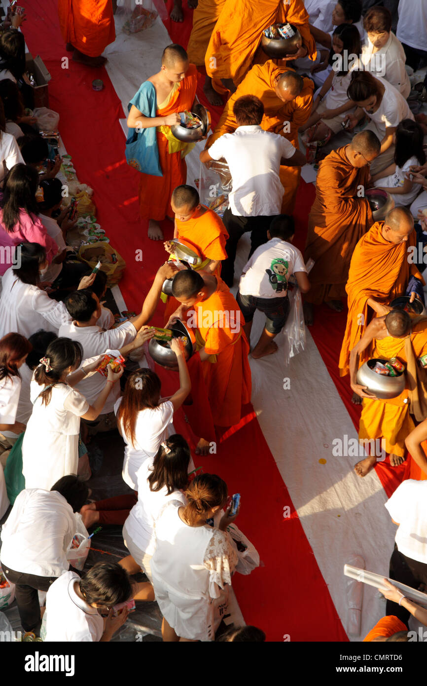 Thai people giving food offerings to Buddhist monks in Bangkok ...