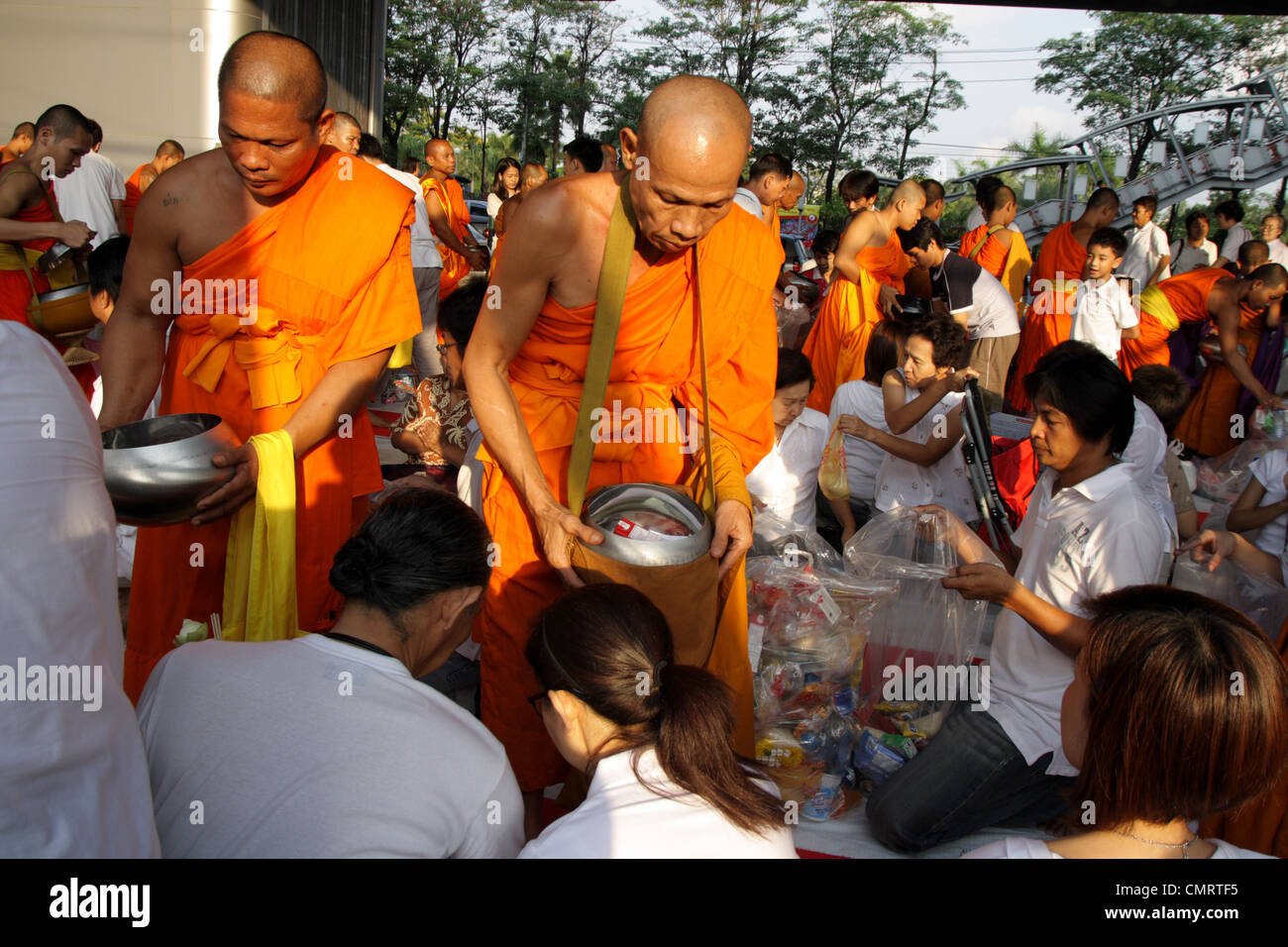Thai people giving food offerings to Buddhist monks Stock Photo - Alamy