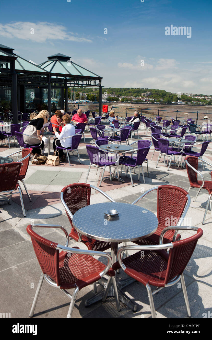 UK, Wales, Swansea, Mumbles, promenade, al-fresco diners in sunshine ...