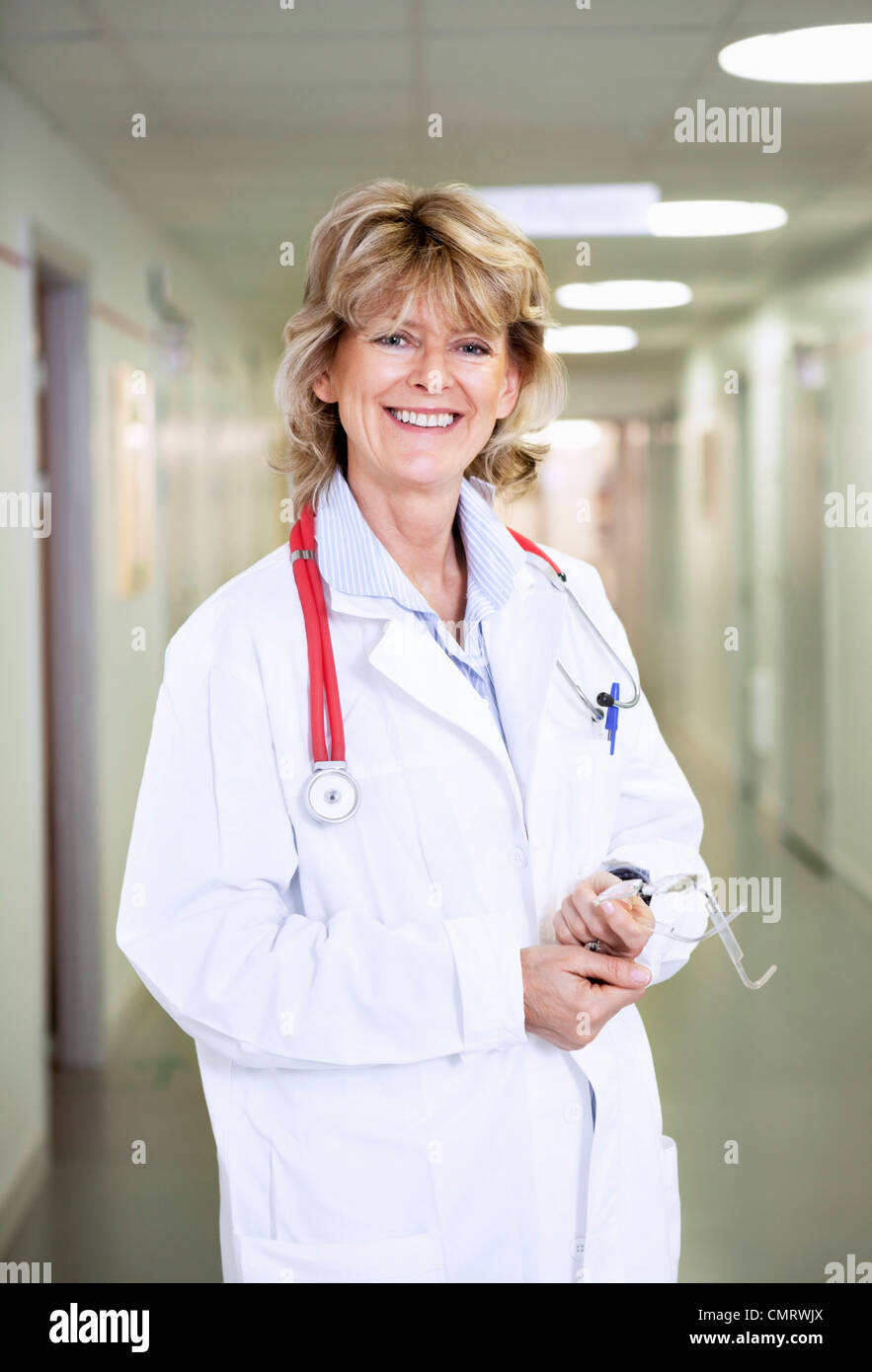 Doctor white coat hi-res stock photography and images - Alamy