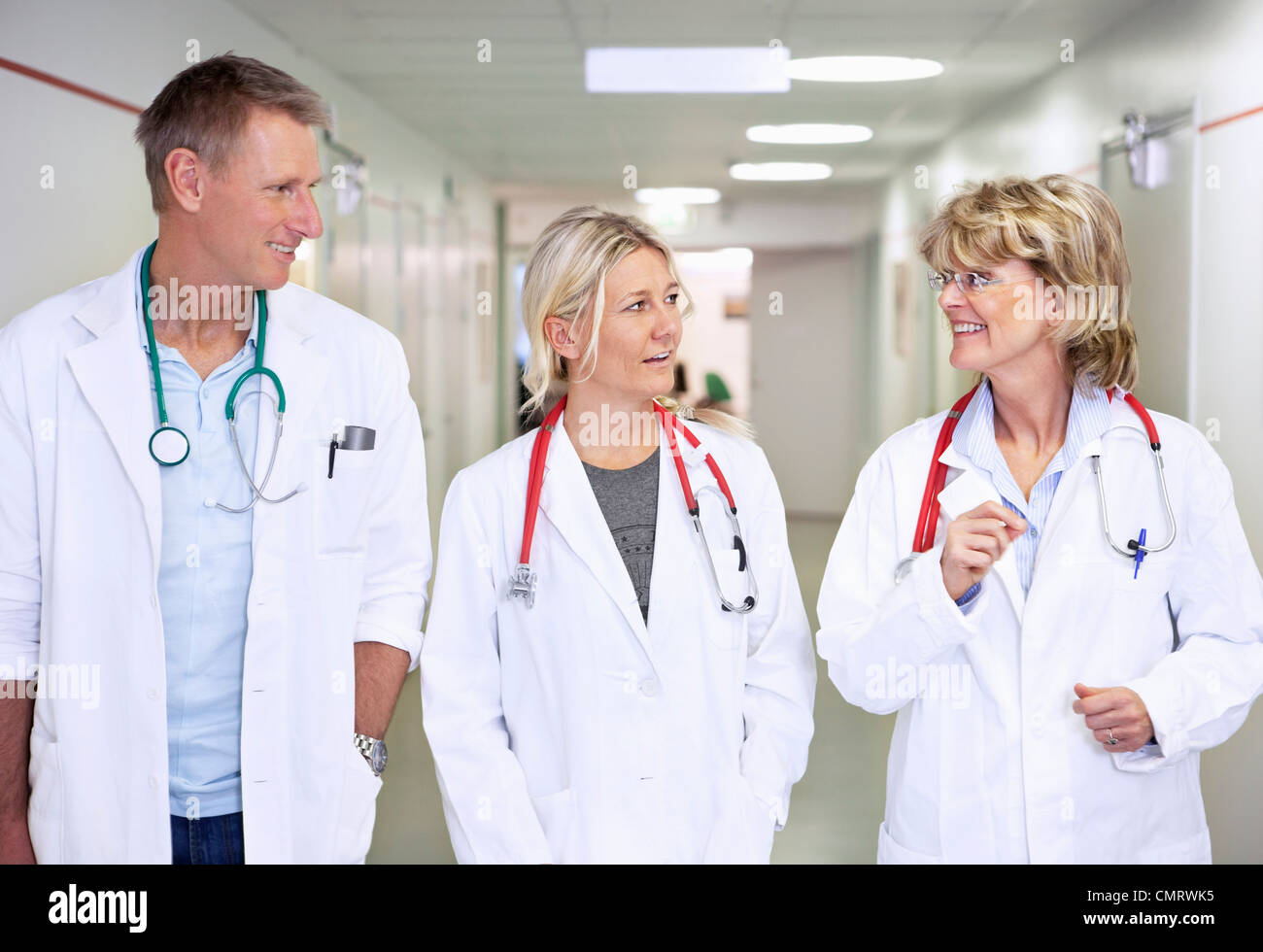 Doctors talking hi-res stock photography and images - Alamy