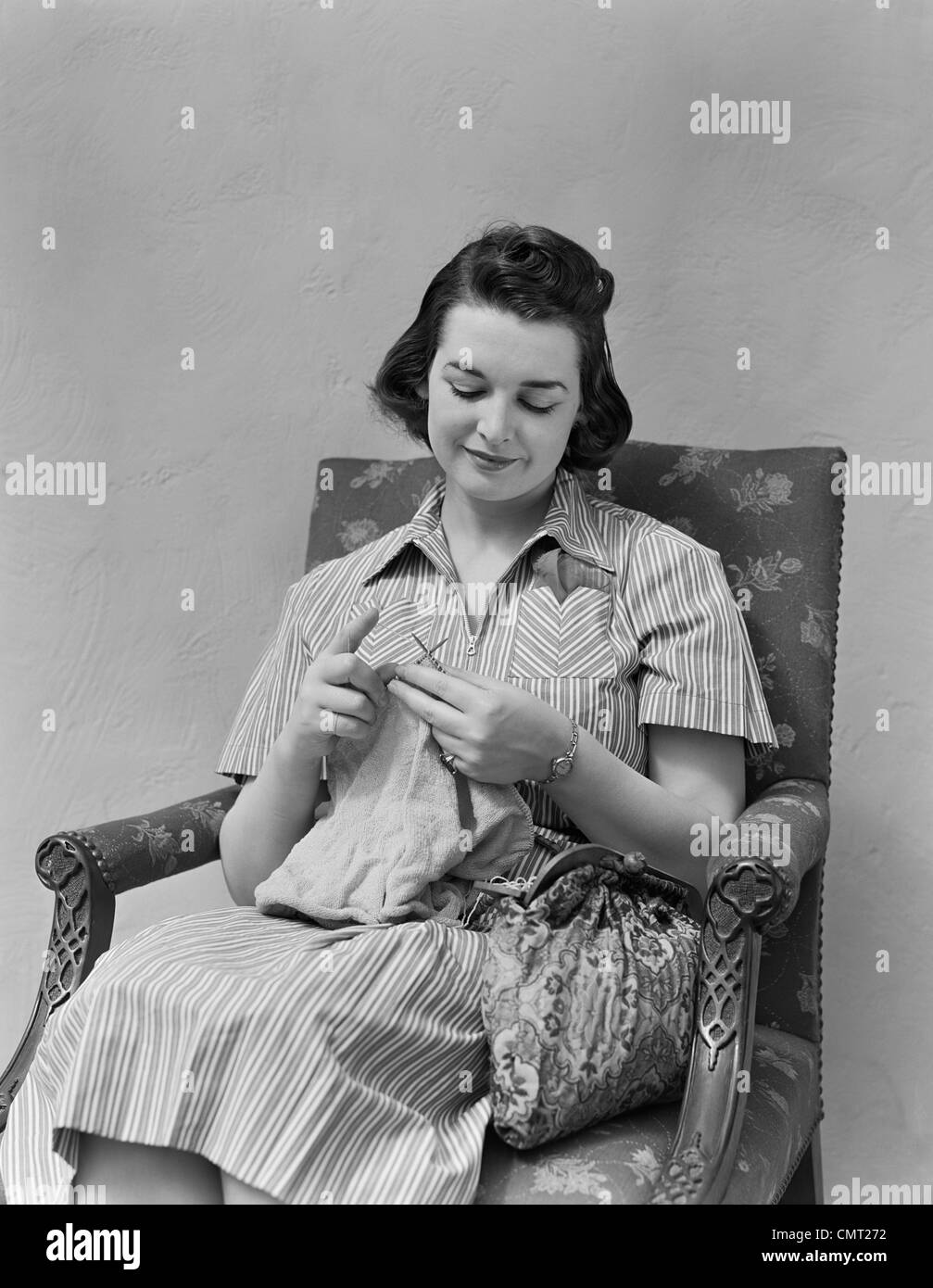 1930s 1940s BRUNETTE WOMAN KNITTING SITTING IN ARMCHAIR Stock Photo - Alamy