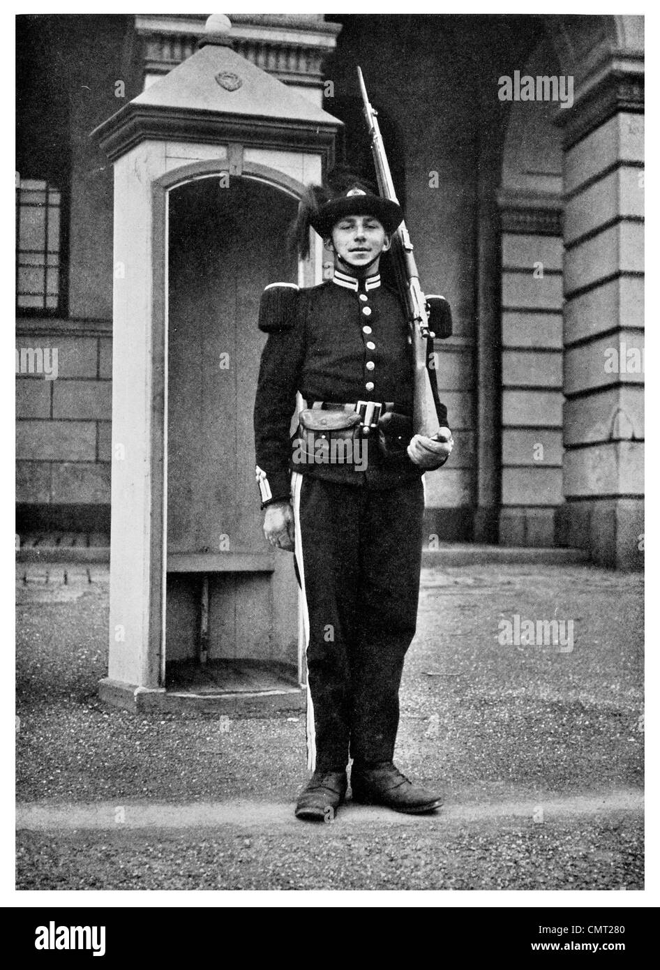 Palace guard hi-res stock photography and images - Alamy