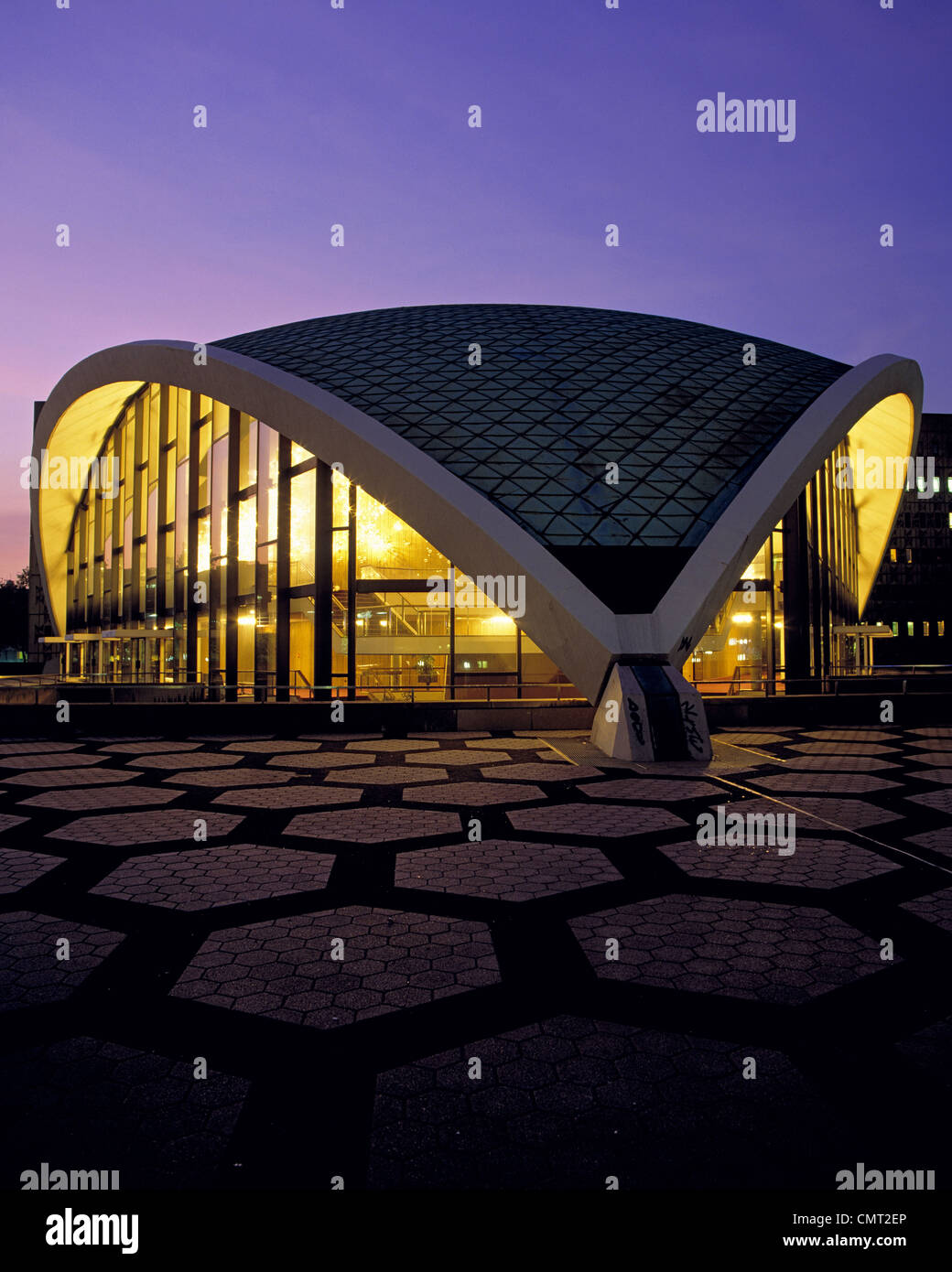 Opernhaus bei nacht hi-res stock photography and images - Alamy