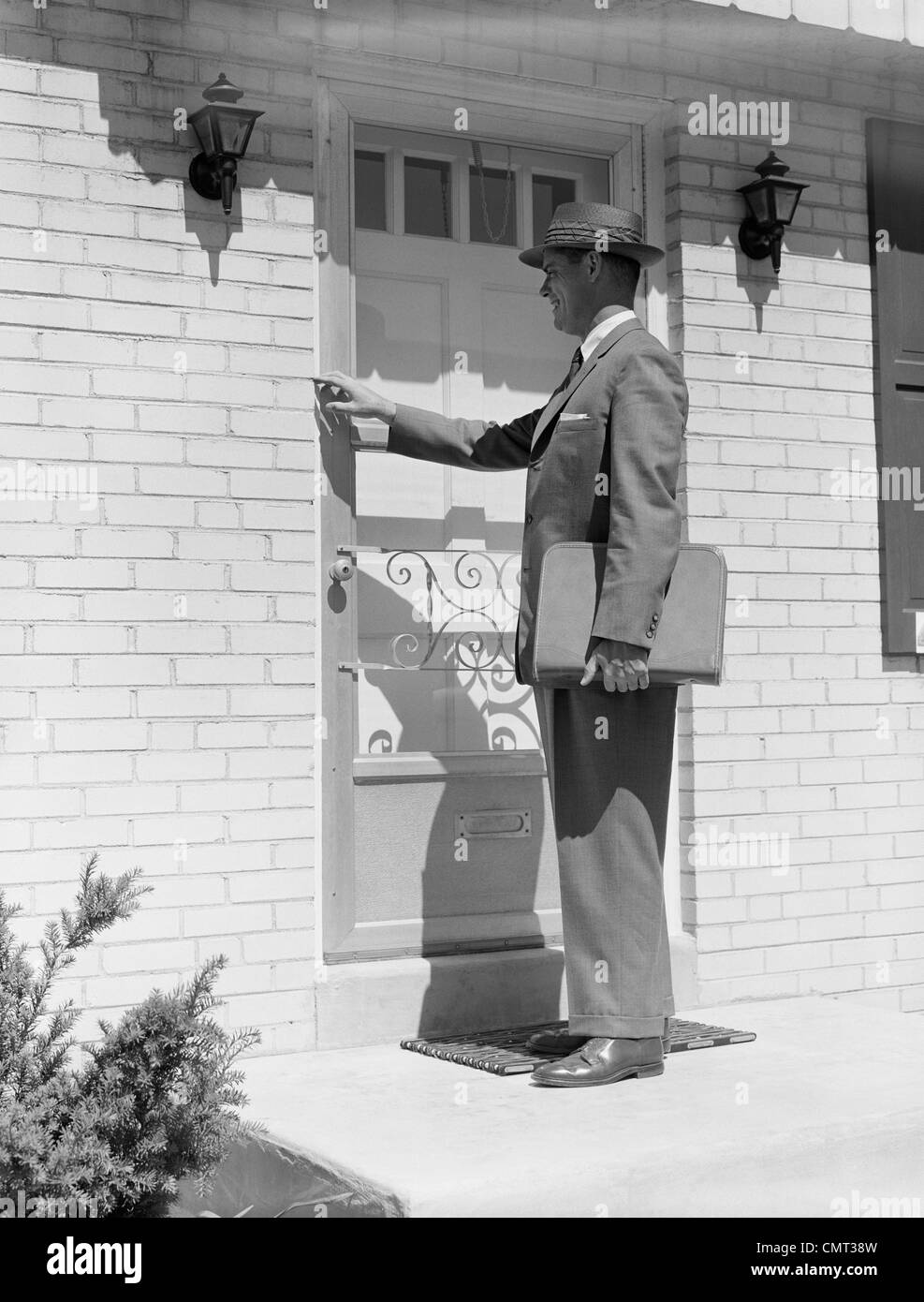 Ringing doorbell house Black and White Stock Photos & Images - Alamy