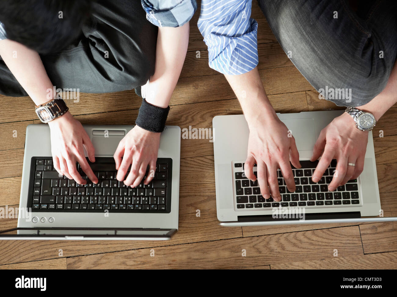 Two people typing on laptop Stock Photo - Alamy