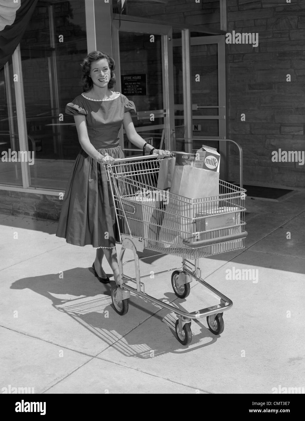 Grocery shopping 1950s hi-res stock photography and images - Alamy
