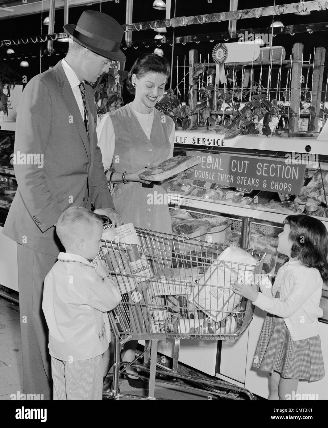 Grocery shopping 1950s hi-res stock photography and images - Alamy