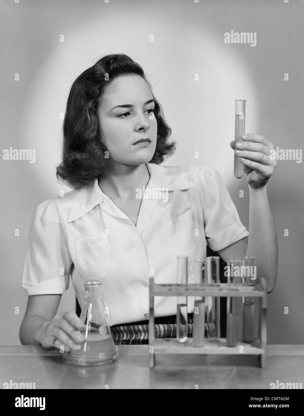 Woman scientist 1940s Black and White Stock Photos & Images - Alamy