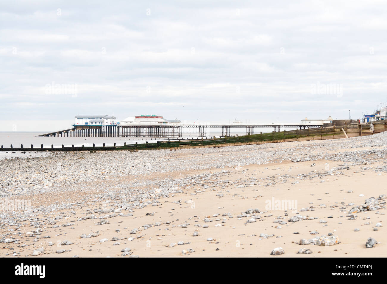 The sea front and pier at Cromer Stock Photo - Alamy