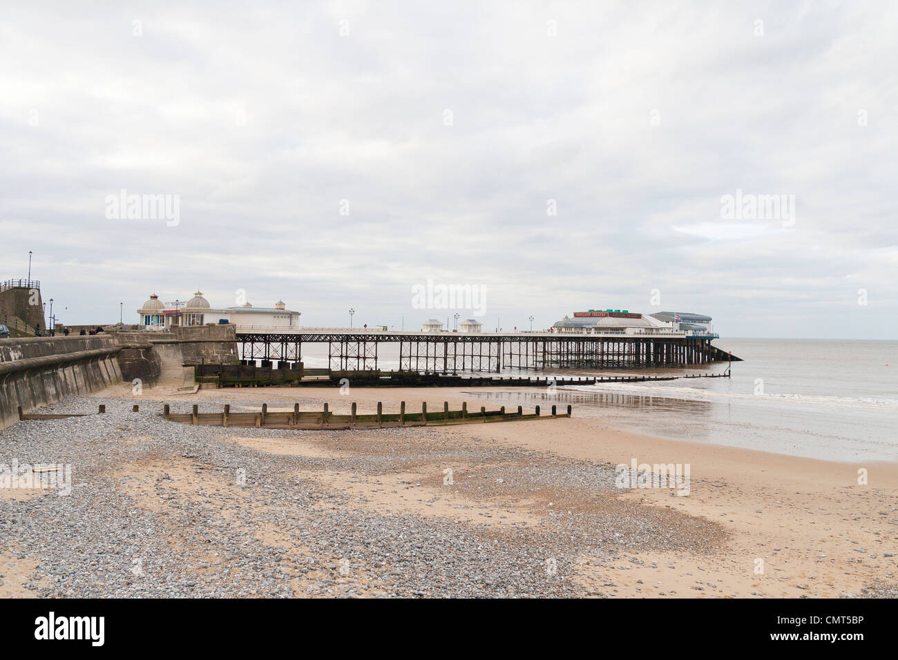 The sea front and pier at Cromer Stock Photo - Alamy