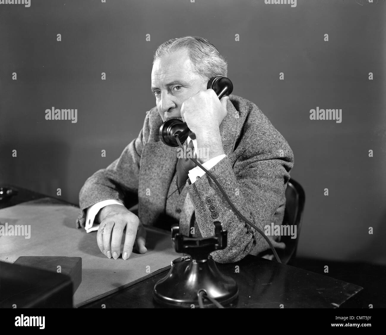 1930s 1940s men talking sitting hi-res stock photography and images - Alamy