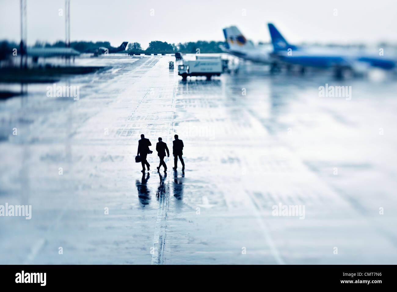 Airplane silhouette on runway hi-res stock photography and images - Alamy