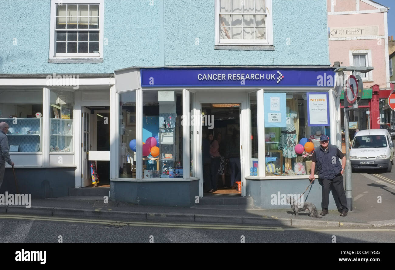 Cancer research shop front hi-res stock photography and images - Alamy