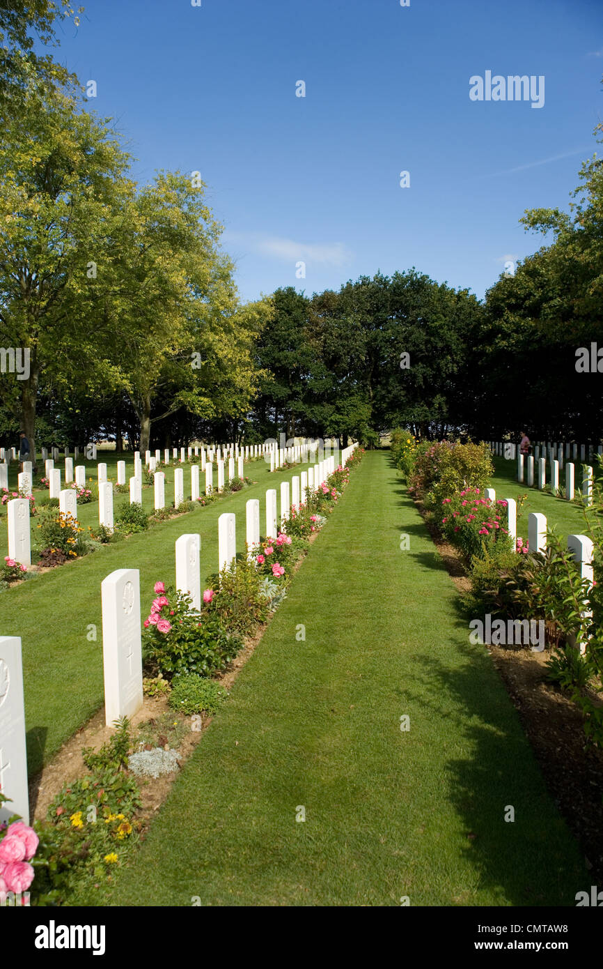 Commonwealth war graves commision cemetery hi-res stock photography and ...