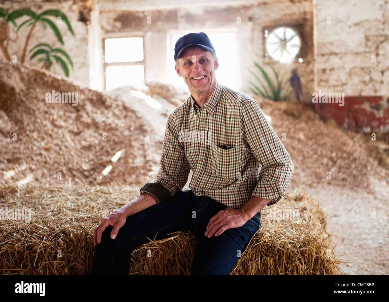 Man sitting on hay bale hi-res stock photography and images - Alamy