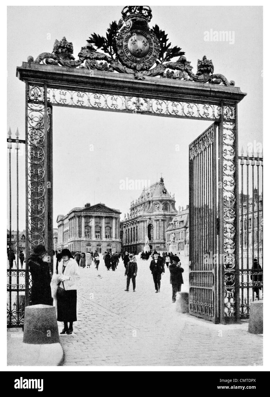 Palace of versailles gate hi-res stock photography and images - Alamy