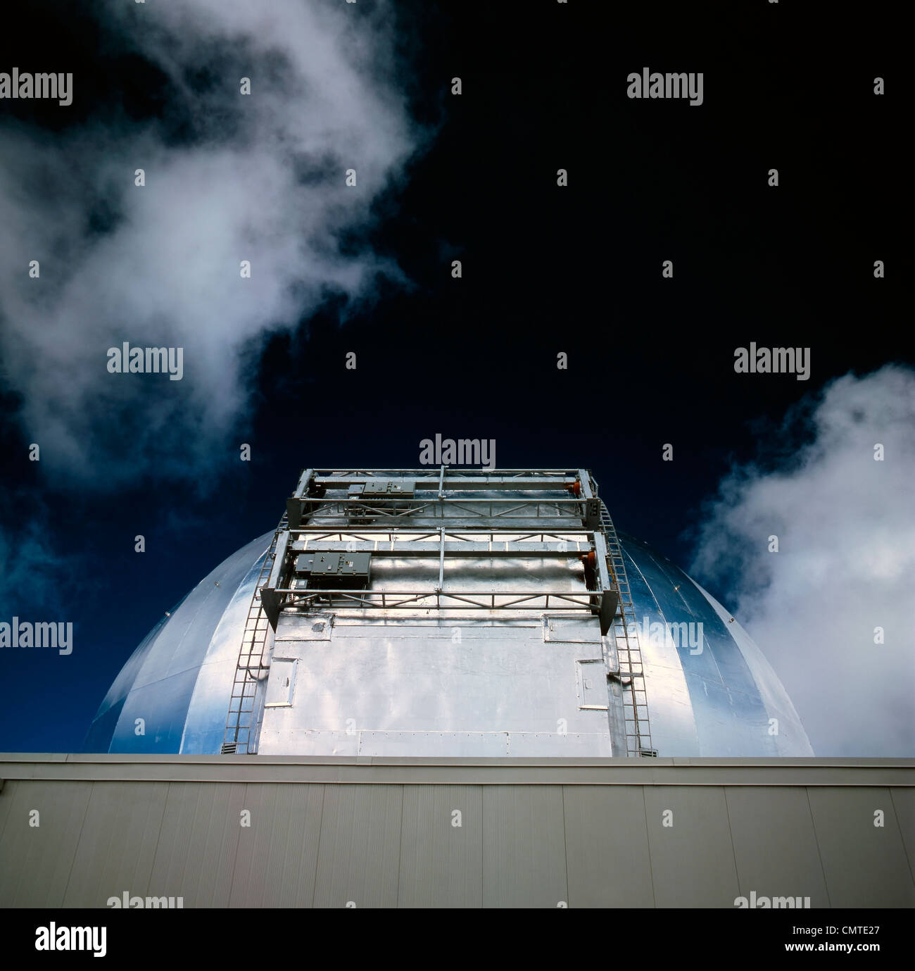 Nasa infrared telescope hawaii hi-res stock photography and images - Alamy