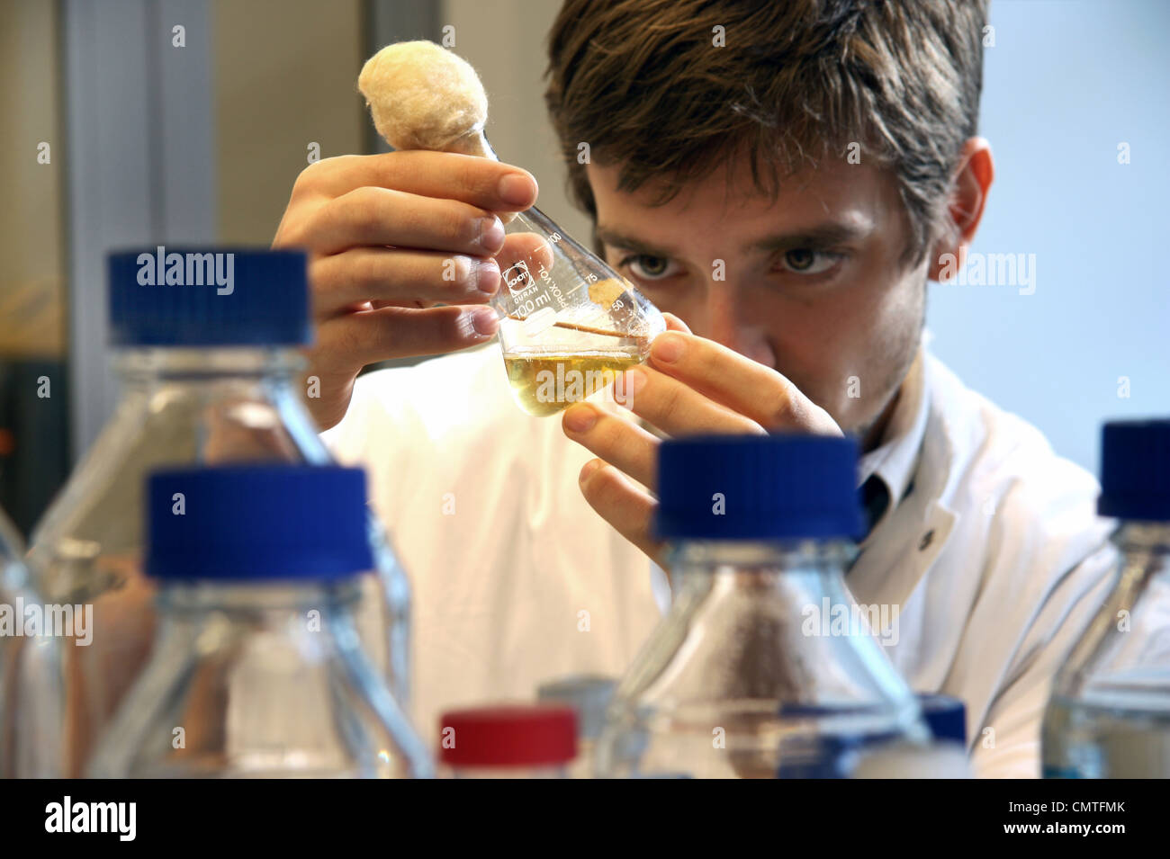 Physics students hi-res stock photography and images - Alamy