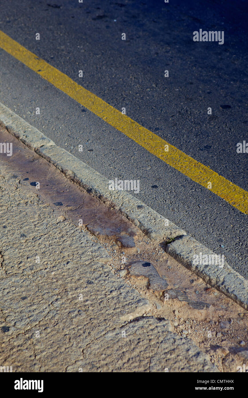 Curb markings hi-res stock photography and images - Alamy