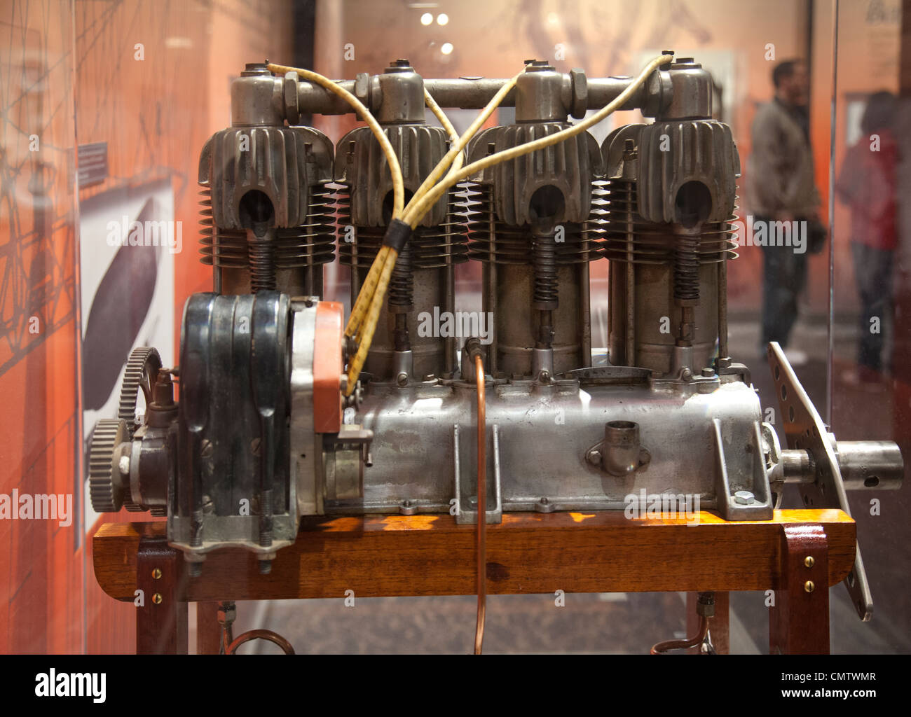 Engine cradle hi-res stock photography and images - Alamy