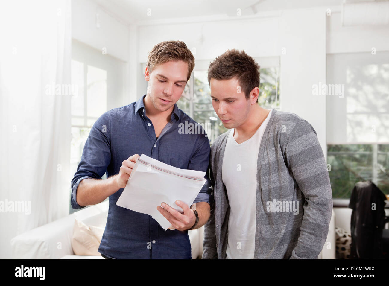 Young man explaining to his friend Stock Photo - Alamy
