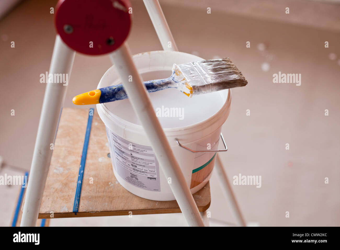 Paint roller on paint can hi-res stock photography and images - Alamy