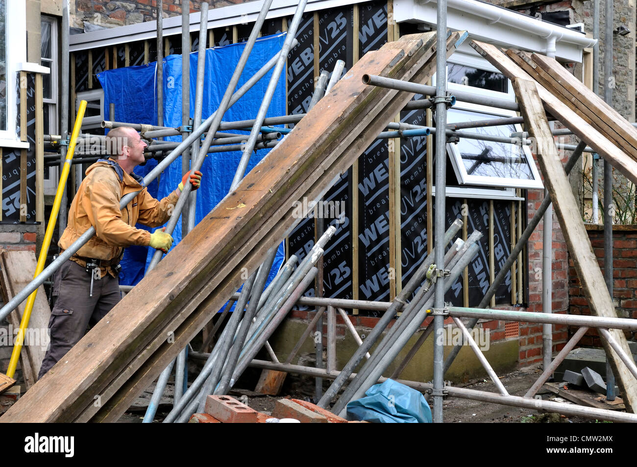 Scaffolder with scaffolding on domestic house Stock Photo - Alamy