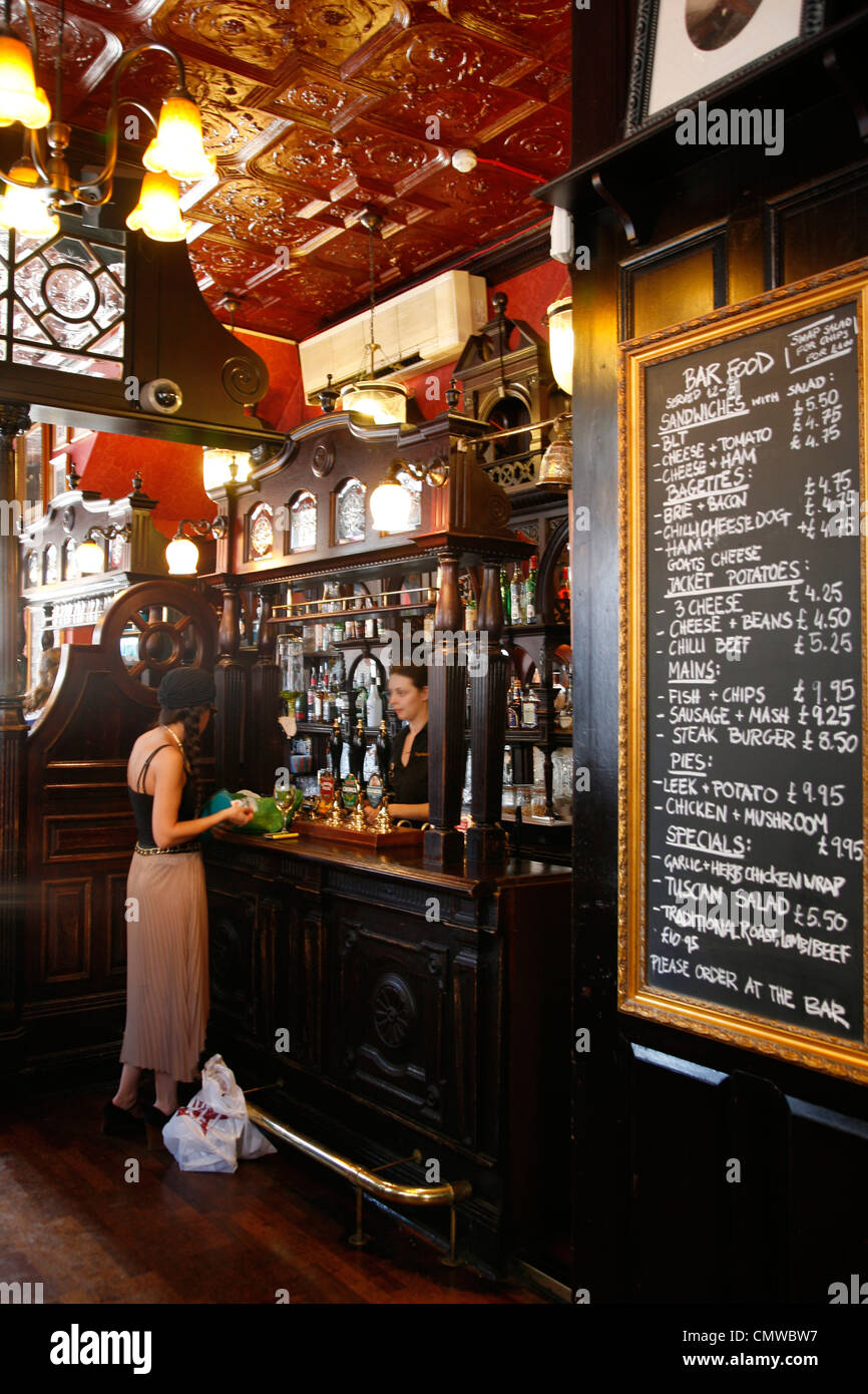 British pub interior hi-res stock photography and images - Alamy