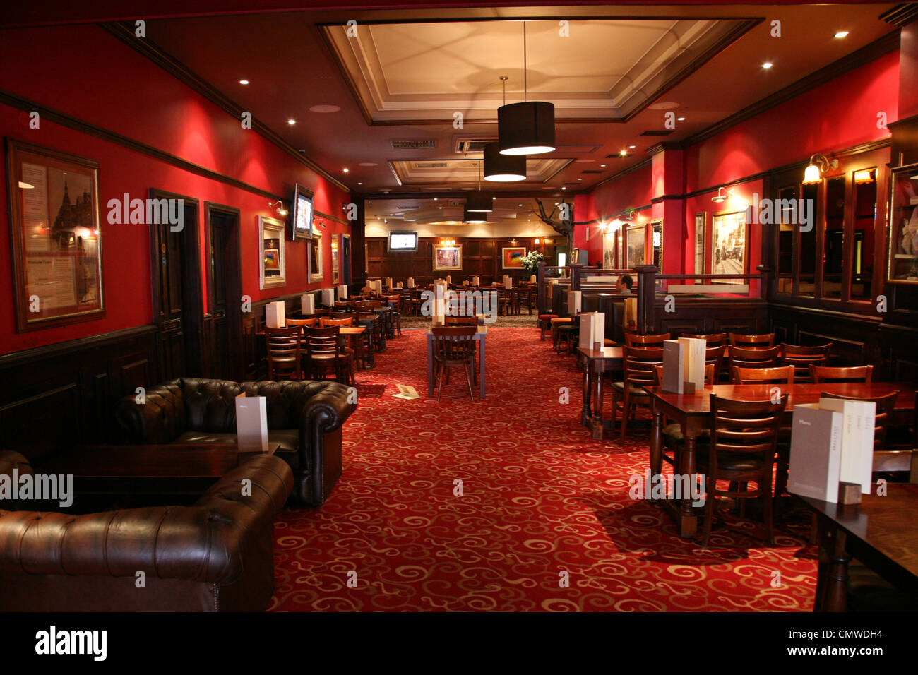 London pub interior view hi-res stock photography and images - Alamy