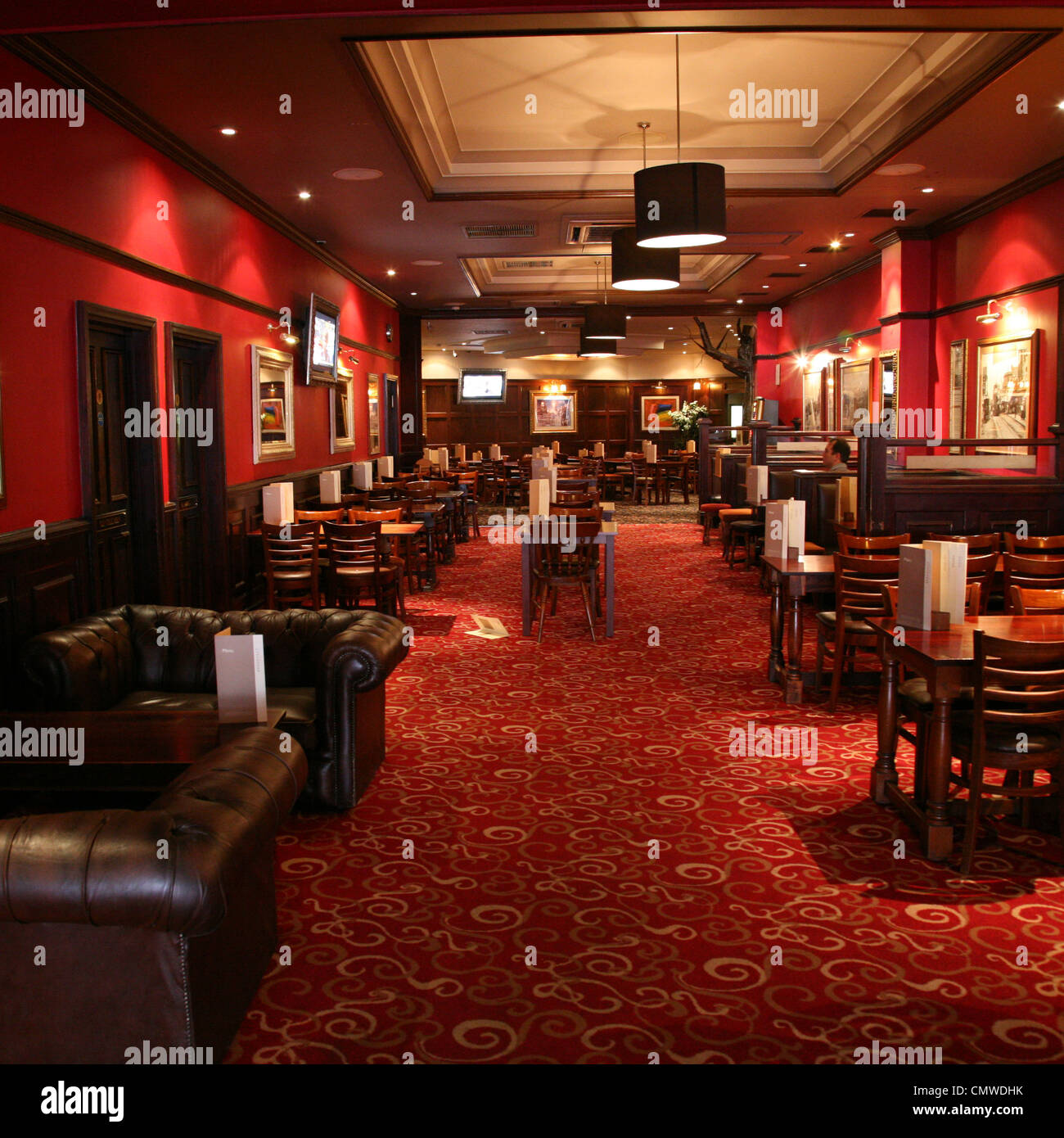 London pub bar interior hi-res stock photography and images - Alamy