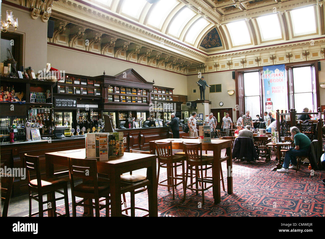 Traditional scottish pub interior hi-res stock photography and images ...