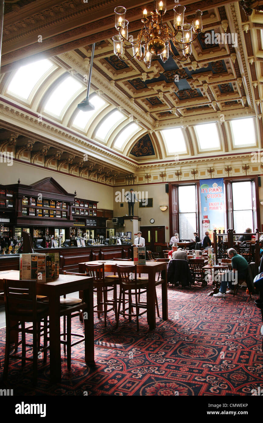 Traditional scottish pub interior hi-res stock photography and images ...