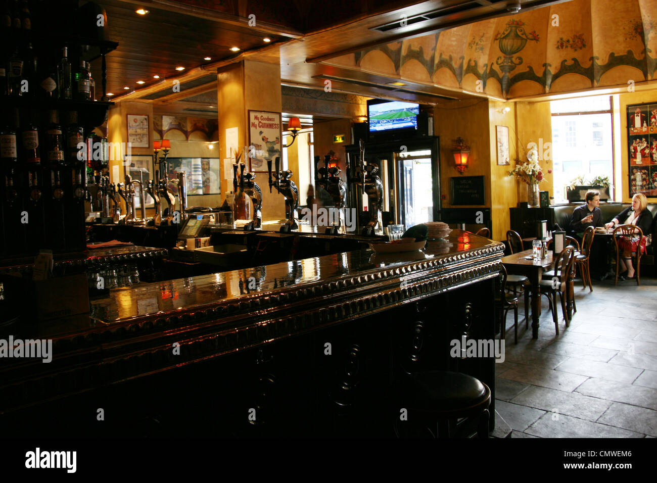 Traditional scottish pub interior hi-res stock photography and images ...