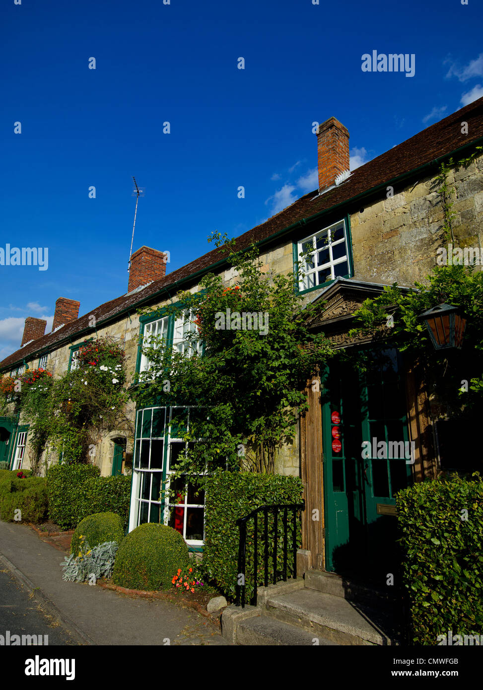 English pub front hi-res stock photography and images - Alamy